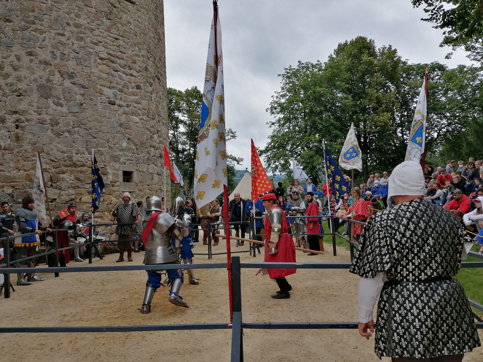 fête médiévale du château de la Chèze sur le portail médiéval