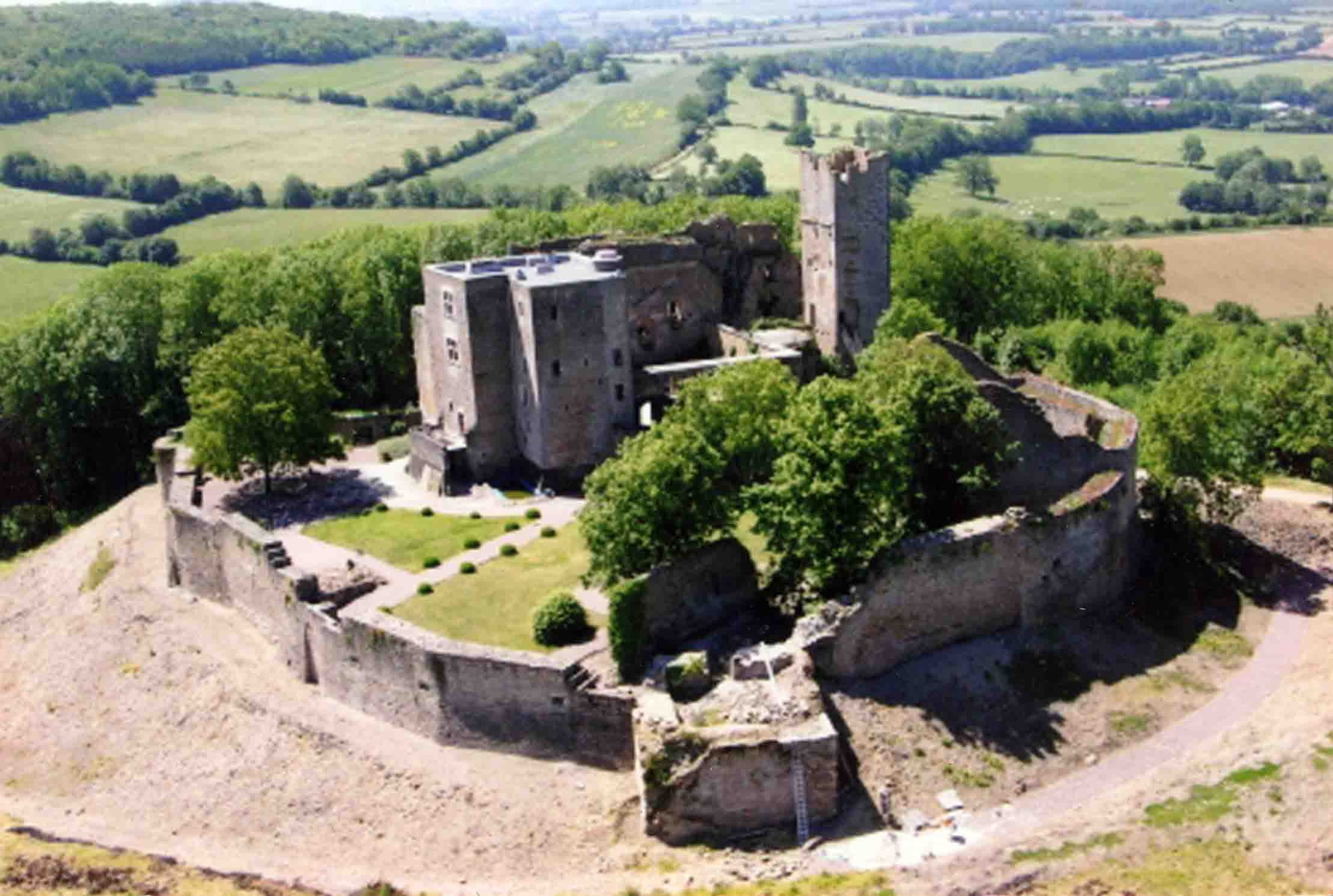 Château de Thil , Vic Sous Thil sur le portail médiéval