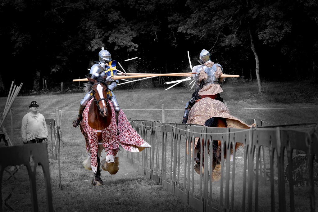 L'an 1446 : Joutes Médiévales au Château de Brézé sur le portail médiéval